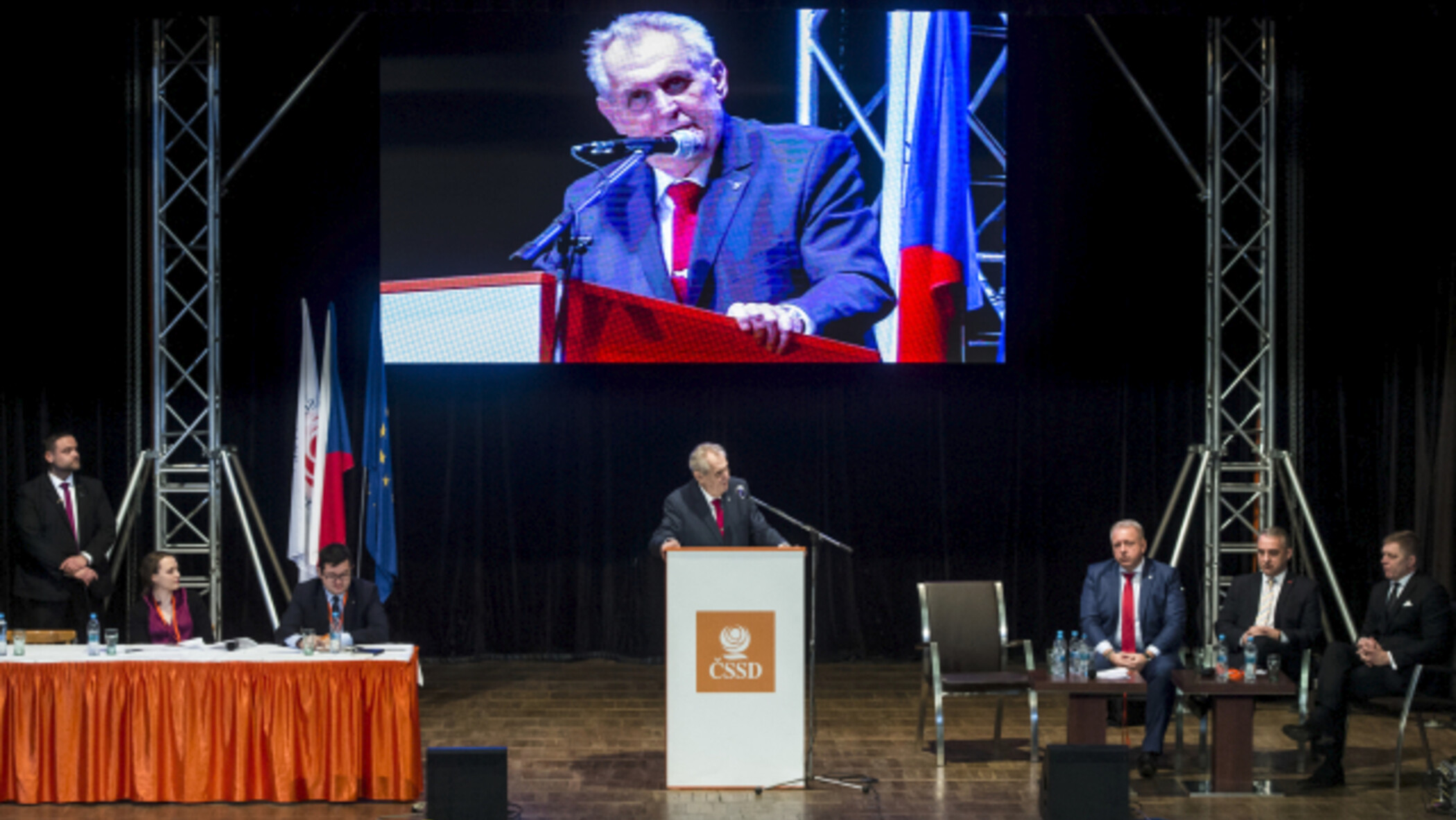 INFO.CZ | Novinář ČRo napadl bezdomovce na sjezdu ČSSD. Agresivně a ...