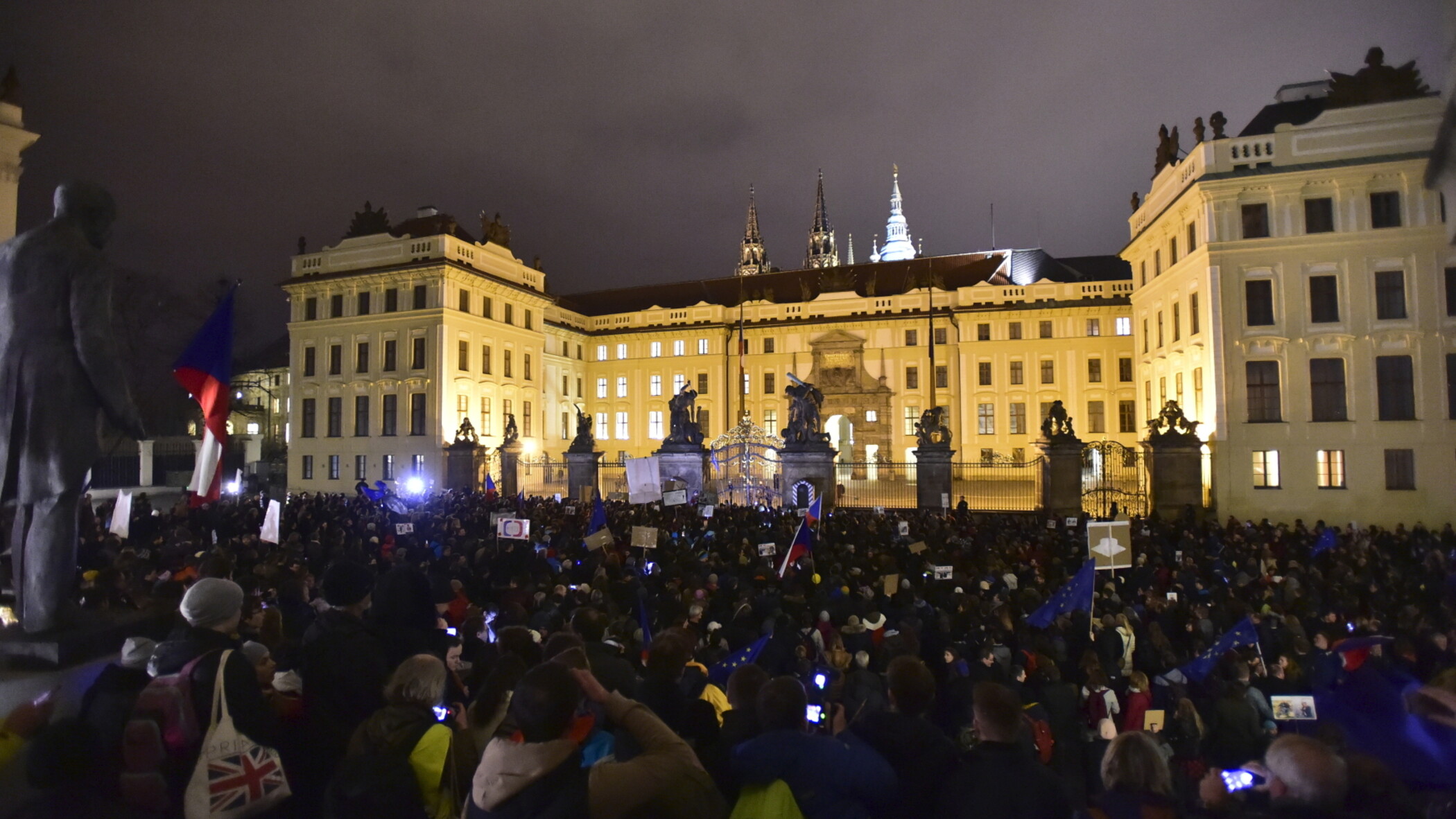 INFO.CZ | ŽIVĚ: Dav lidí demonstruje Zemanovi před branami. Podívejte ...