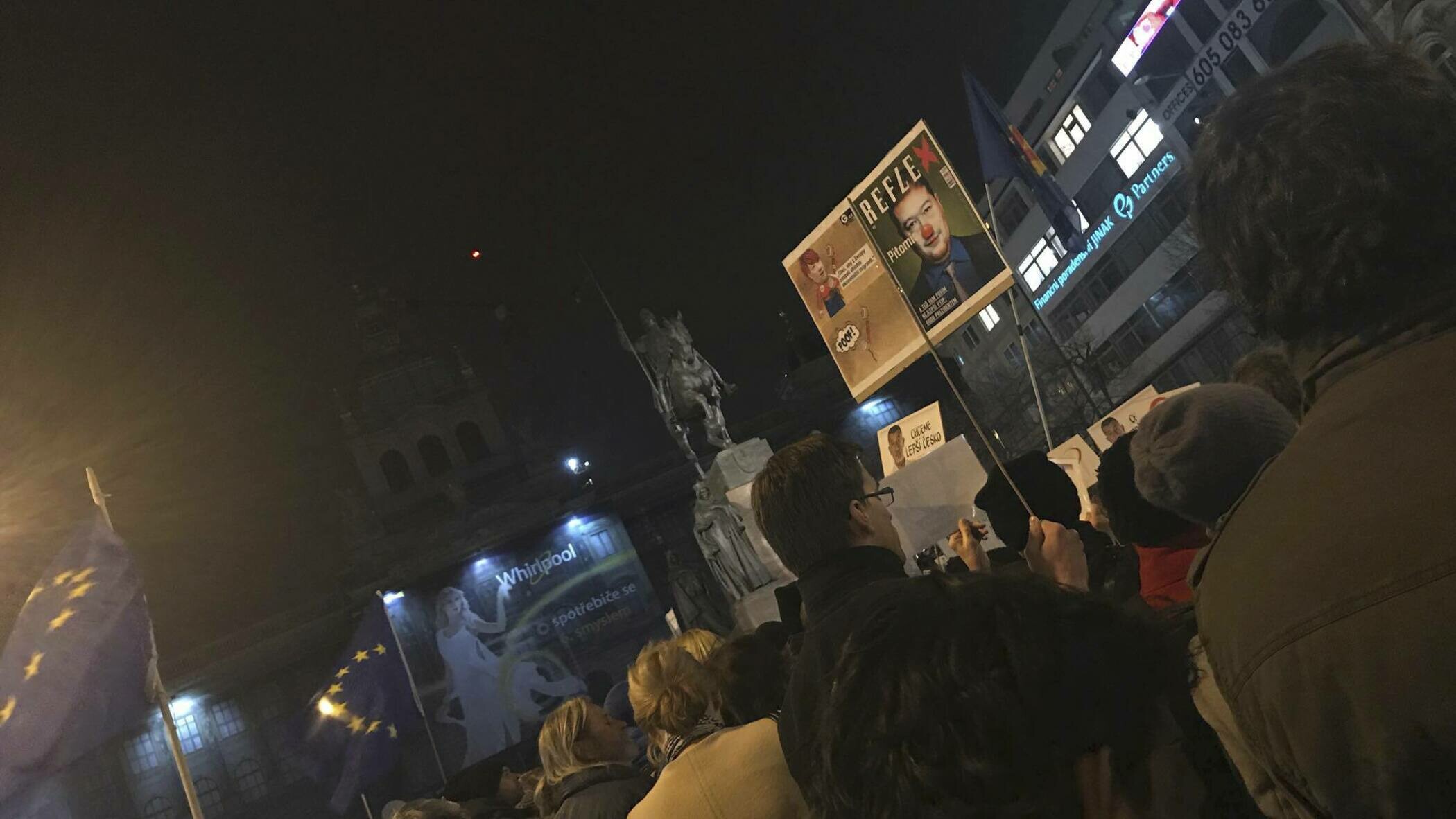 INFO.CZ | ŽIVĚ: Dav lidí demonstruje Zemanovi před branami. Podívejte ...