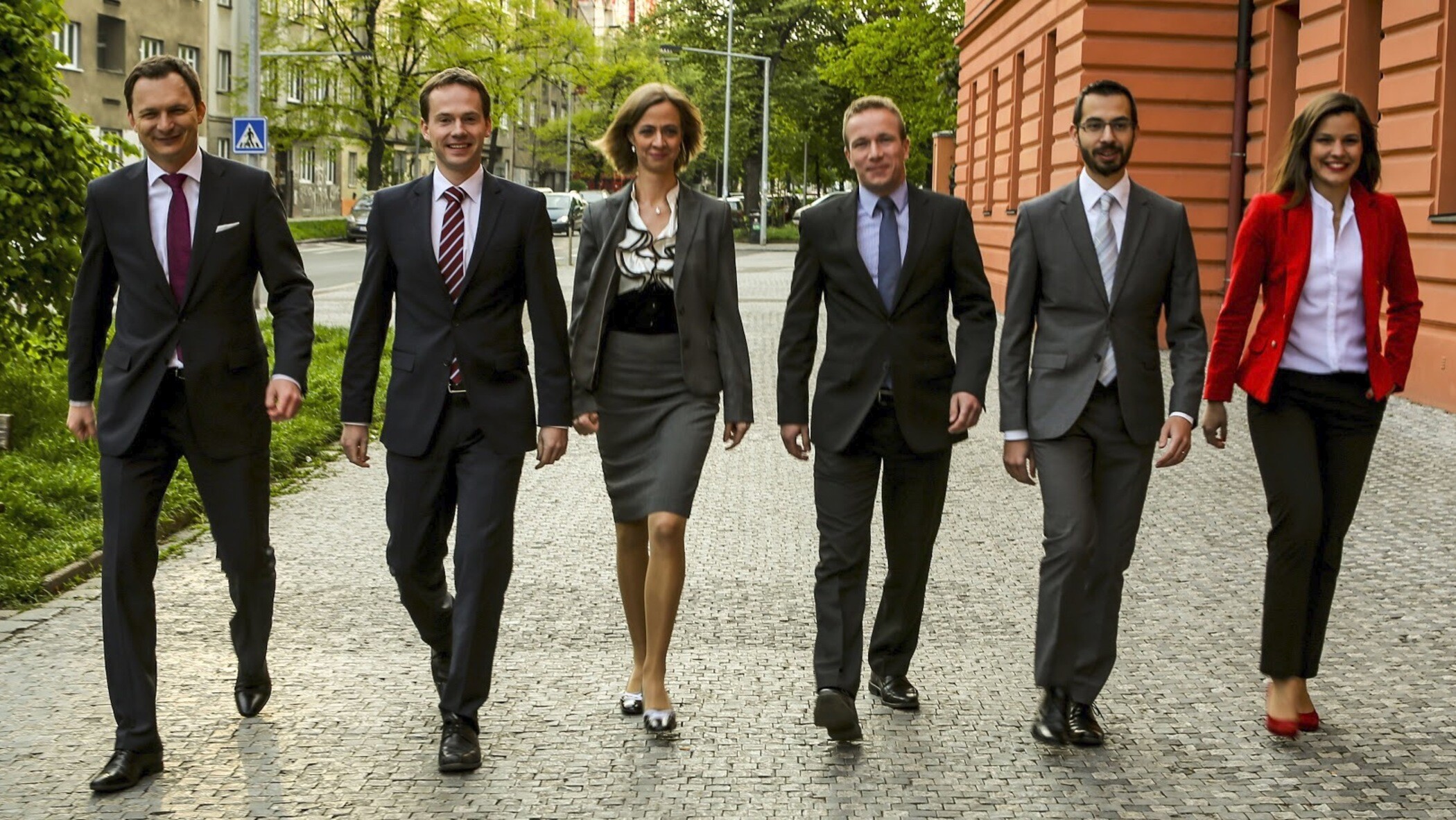 INFO.CZ | Netradiční advokáti zrušili pevné linky i vlastní stoly ...