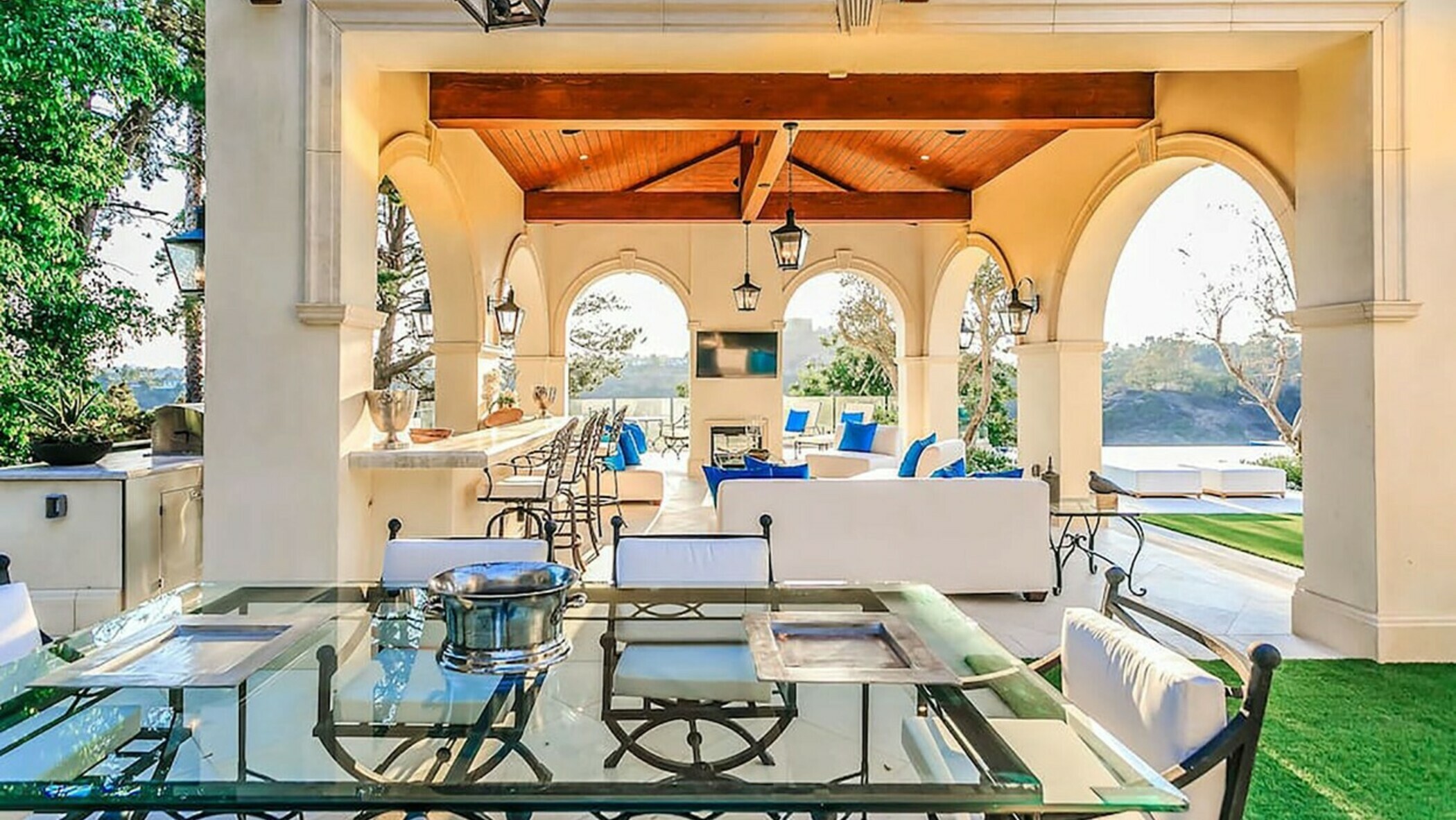 INFO.CZ | Draze vykoupený luxus. Za tohle bydlení platí rapper Drake ...