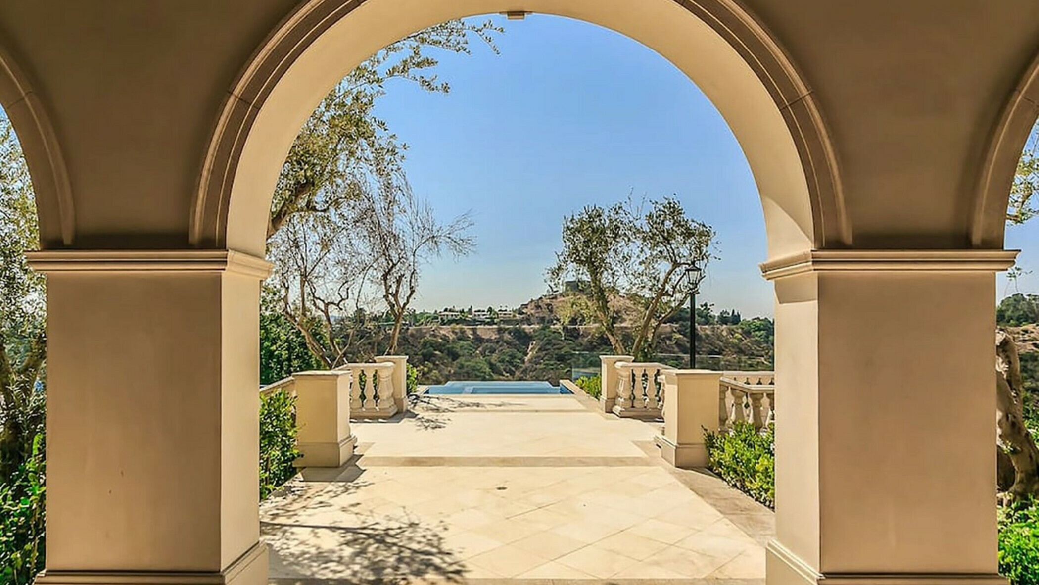 INFO.CZ | Draze vykoupený luxus. Za tohle bydlení platí rapper Drake ...