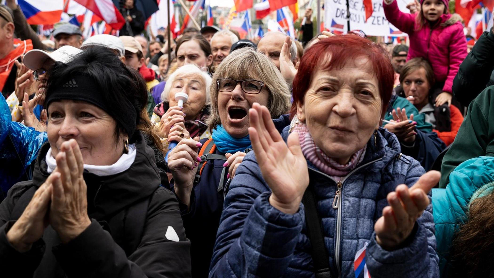 INFO.CZ | Kdo jsou lidé z demonstrací na Václavském náměstí?