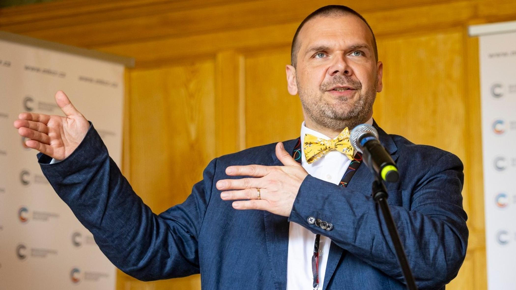 INFO.CZ | Okurková sezóna v plném proudu: Ministr Baxa si koupil barák ...