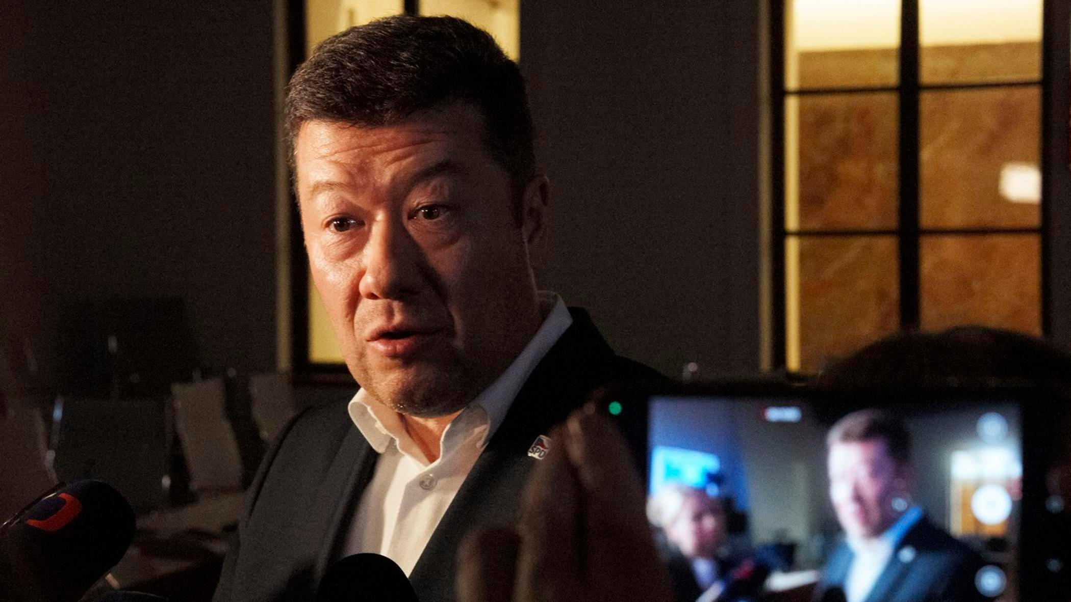 INFO.CZ | Okamura, štafle a ukrajinská vlajka: 14 vteřin ostudy, které ...